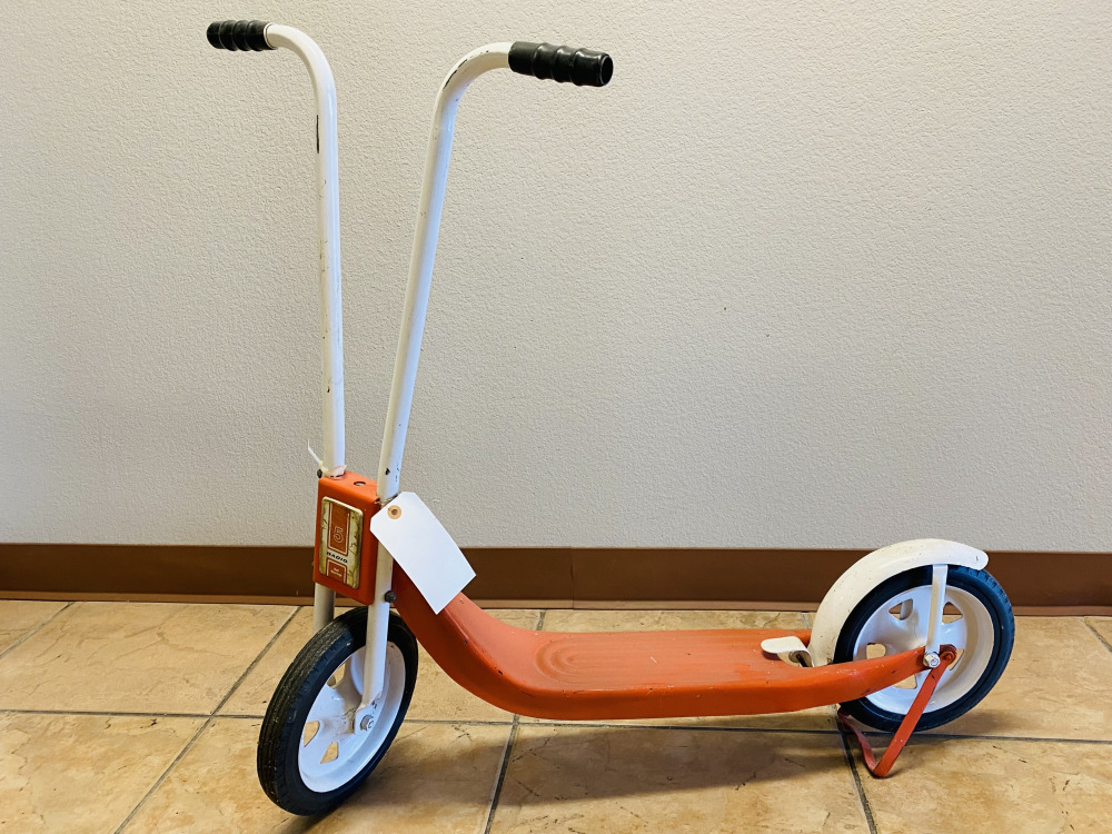 #M124 - VINTAGE RADIO SCOOTER | MAG Auctions