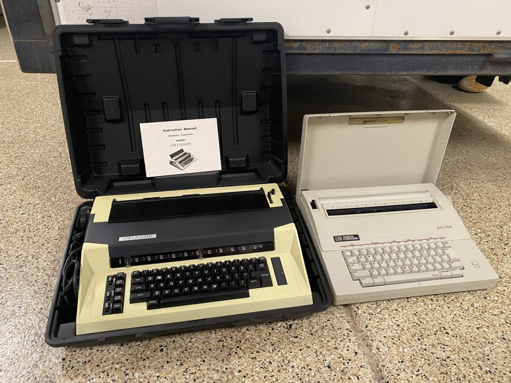 #M060 - VINTAGE TYPEWRITER LOT | MAG Auctions