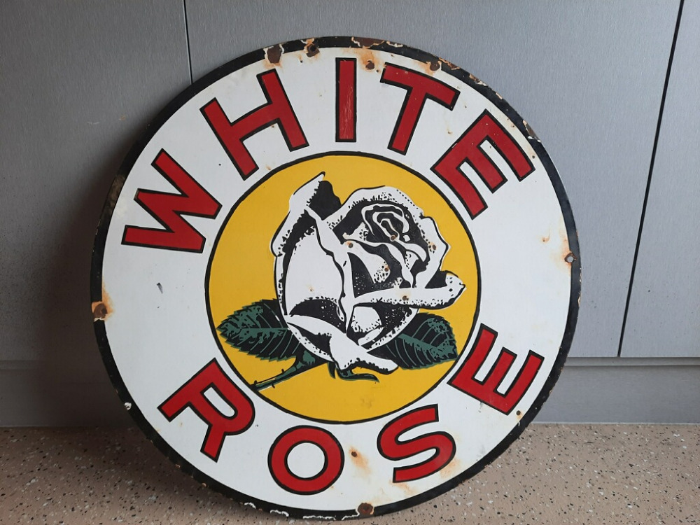 #M123 - Original porcelain white rose gas sign | MAG Auctions