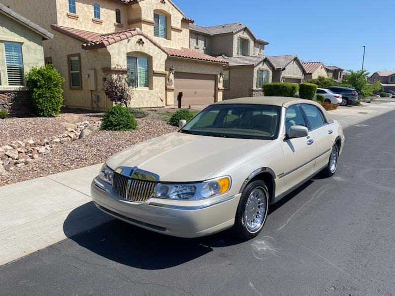 #330 - 2000 Lincoln Town Car | MAG Auctions