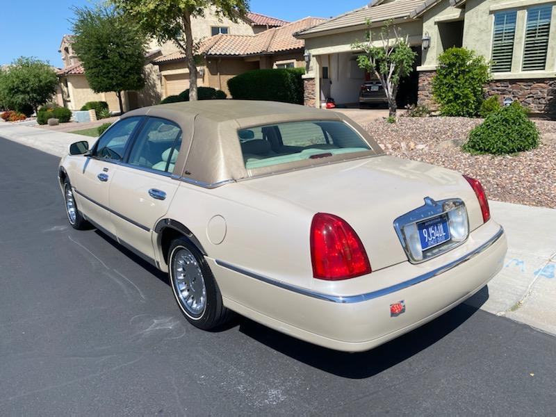 #330 - 2000 Lincoln Town Car | MAG Auctions