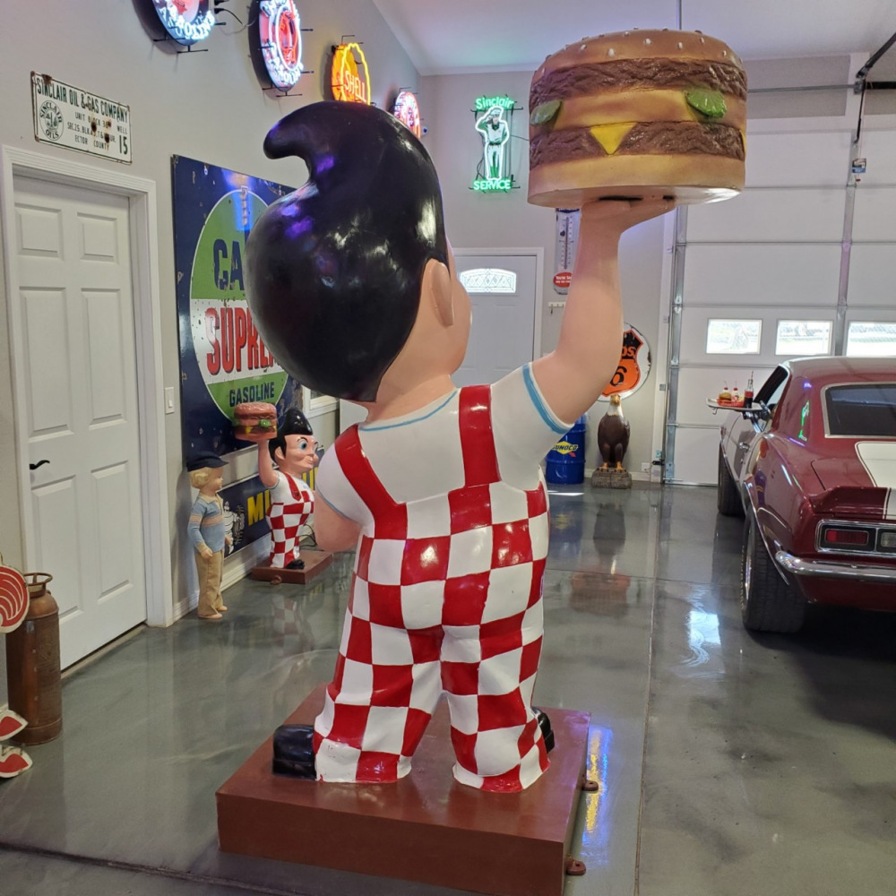 #M121 - 7' 2" aluminum cast Bob's Big Boy statue | MAG Auctions