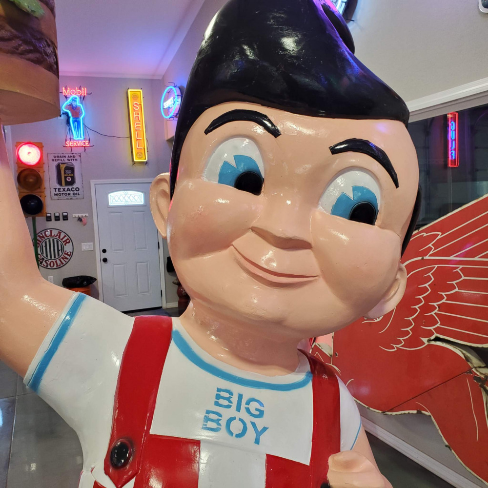 #M121 - 7' 2" aluminum cast Bob's Big Boy statue | MAG Auctions