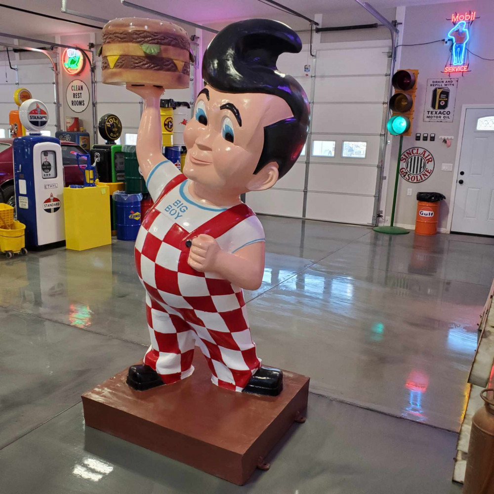 #M121 - 7' 2" aluminum cast Bob's Big Boy statue | MAG Auctions