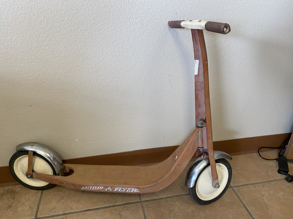 #M238 - Vintage Retro Red Radio Flyer Scooter | MAG Auctions