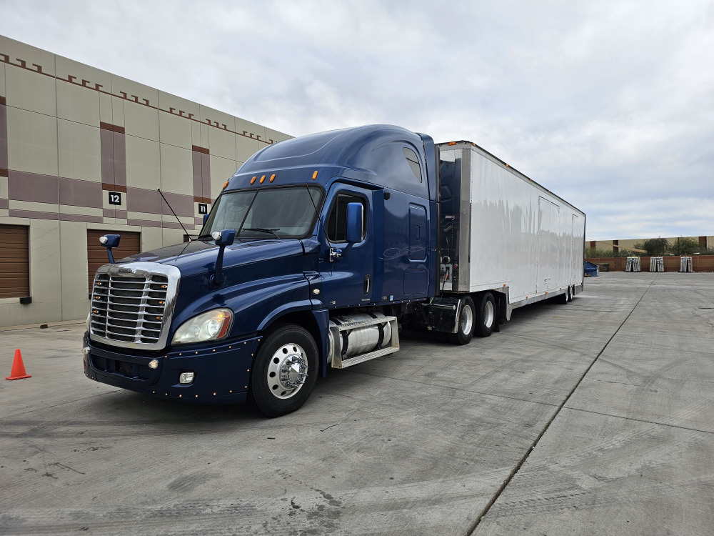 #S130 - 2010 Freightliner Semi with Kentucky 6 car Trailer | MAG Auctions
