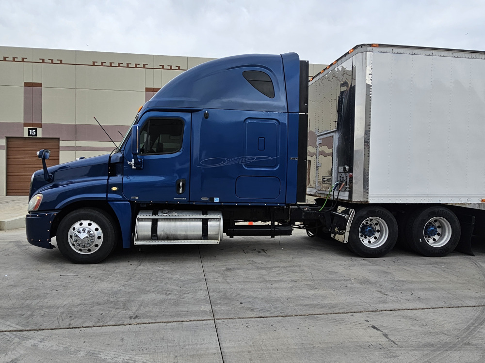 #S130 - 2010 Freightliner Semi with Kentucky 6 car Trailer | MAG Auctions