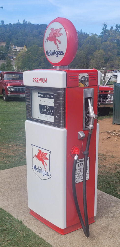 #M105 - Restored 1950’s Wayne Mobilgas Gas Pump | MAG Auctions