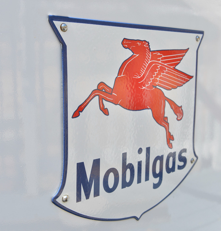 #M105 - Restored 1950’s Wayne Mobilgas Gas Pump | MAG Auctions