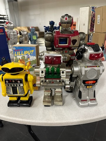 #M003 - Lot of 5 Vintage Toy Robots | MAG Auctions
