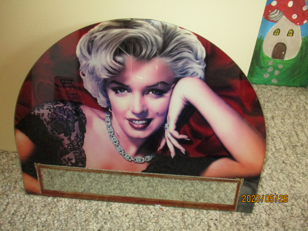 #M004 - Marilyn Monroe Slot Machine Top Glass Sign | MAG Auctions