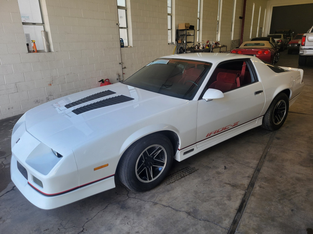 #412 - 1986 Chevrolet Camaro IROC-white | MAG Auctions