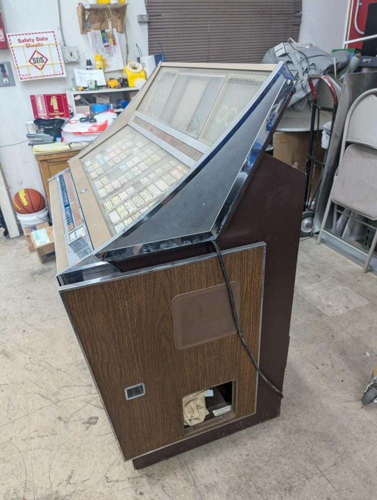 #M230 - Vintage 1965-1966 200-selection Juke Box | MAG Auctions