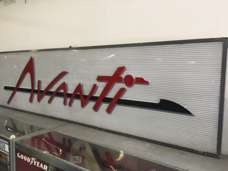 #Z71 - VINTAGE STUDEBAKER AVANTI DEALERSHIP LIGHT UP SIGN | MAG Auctions